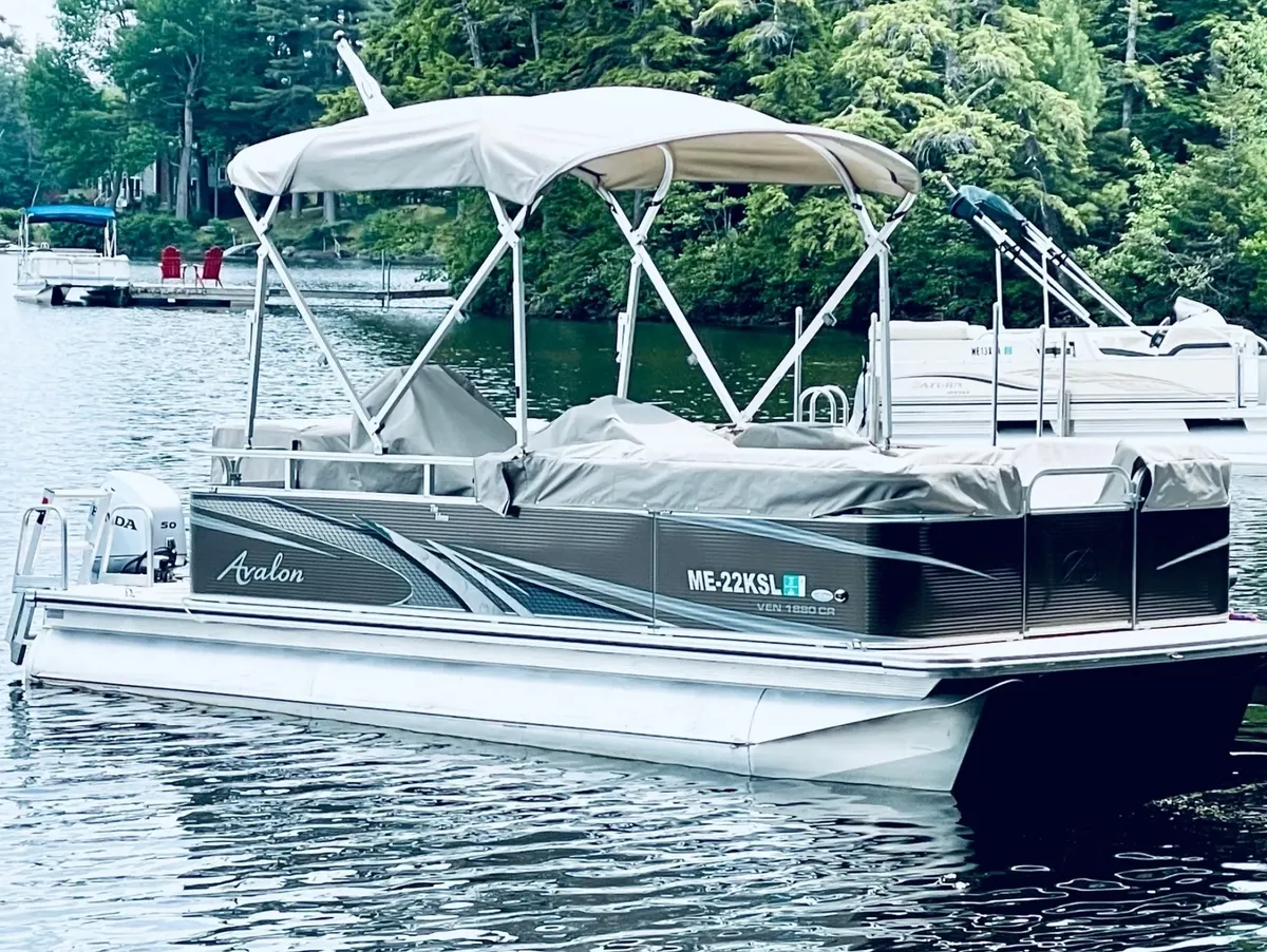 Lake Life Boat Rentals - StayBirdy